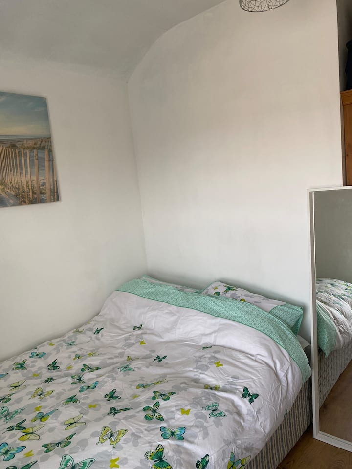 Room In Lovely Family House - Battle