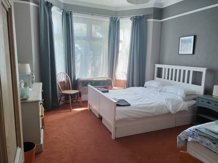 Spacious Room Near Southbourne Beach! - Christchurch, UK