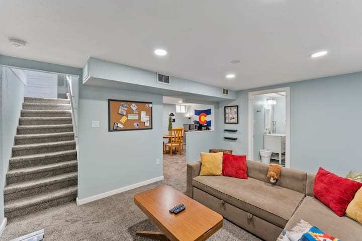 Cozy Basement Retreat! - Colorado Springs, CO