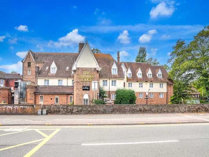 Sunday London Staines Hotel | Classic Double - Staines-upon-Thames
