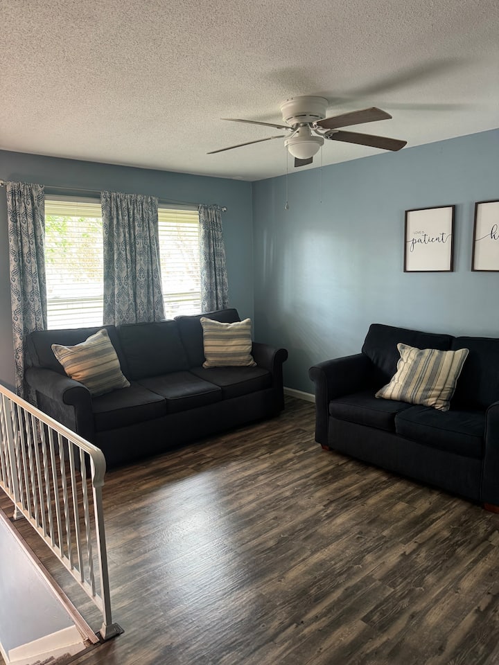 The Charming Blue Bungalow - Wildlife Prairie Park