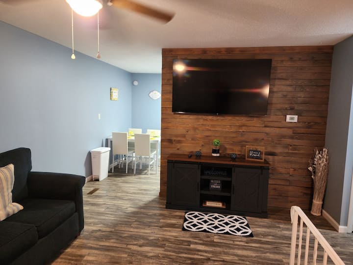 The Charming Blue Bungalow - Peoria