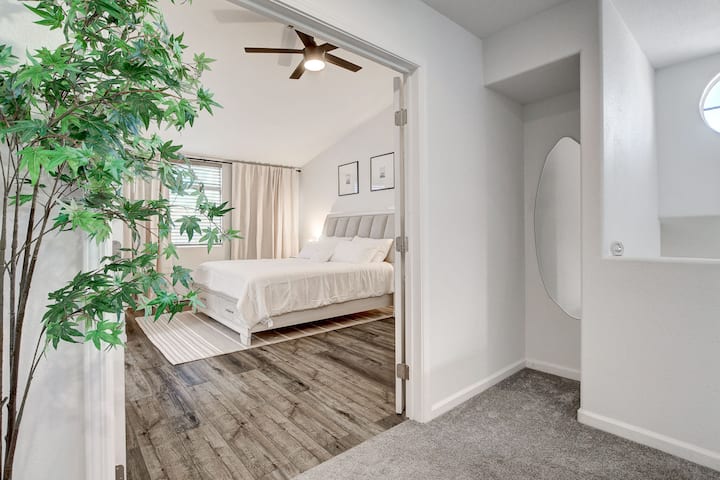 Modern Home With Br/ba Downstairs And Backyard - Henderson