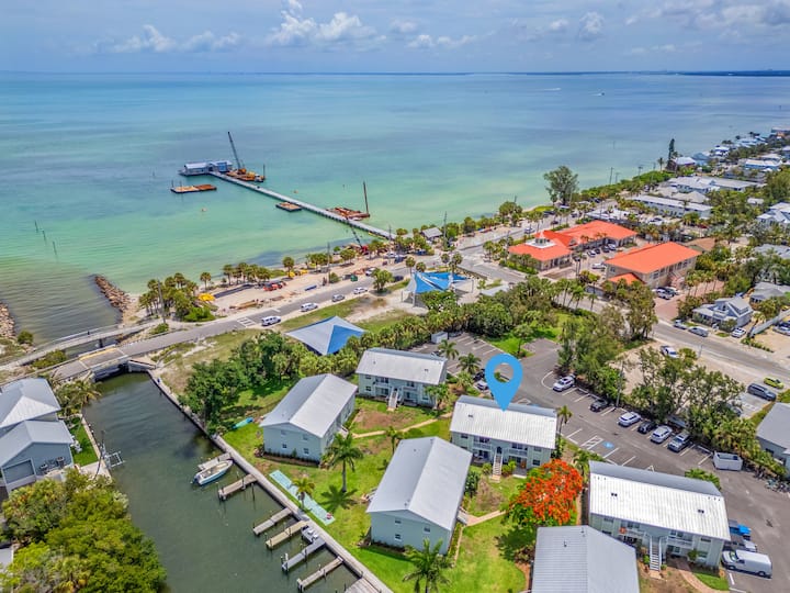 Island Escape: Lovely Condo,dock,centrally Located - Anna Maria, FL
