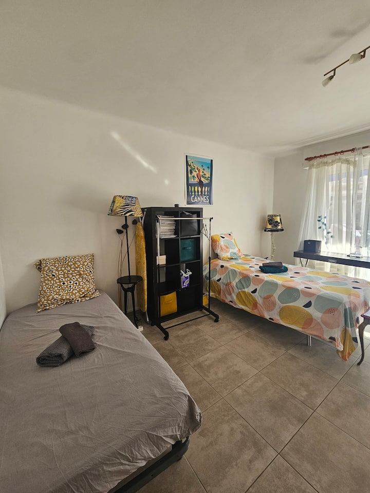 Single Bed In A Shared Room - Cannes