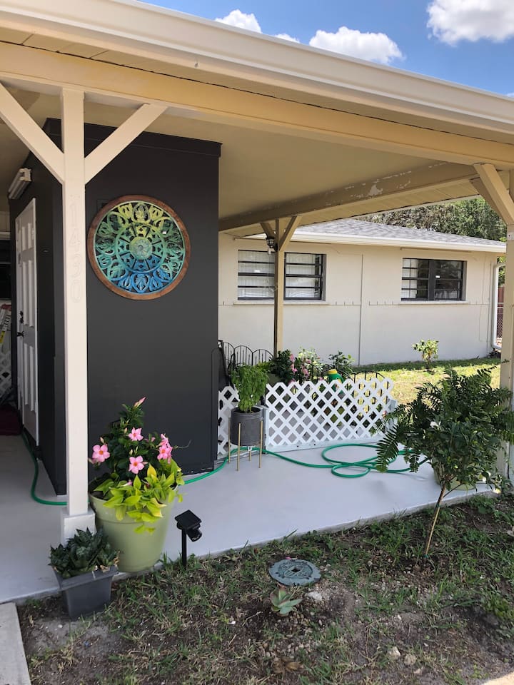 Spotlessly Clean 1 Bed Apartment - Cape Coral, FL