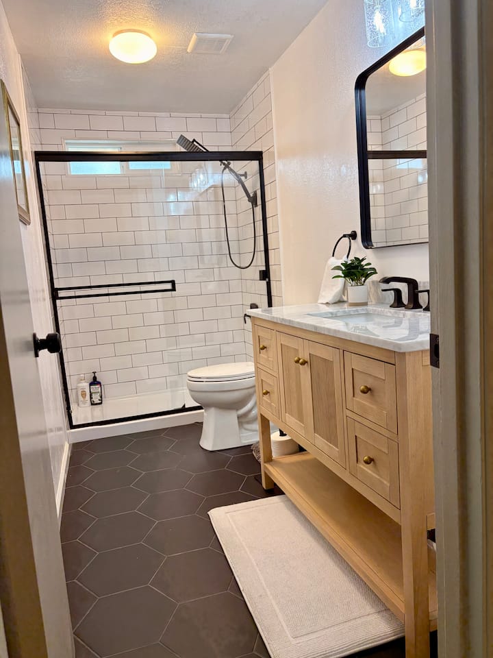 Short Walk To Starbucks, Gym & Bus To U Of O! - Eugene, OR