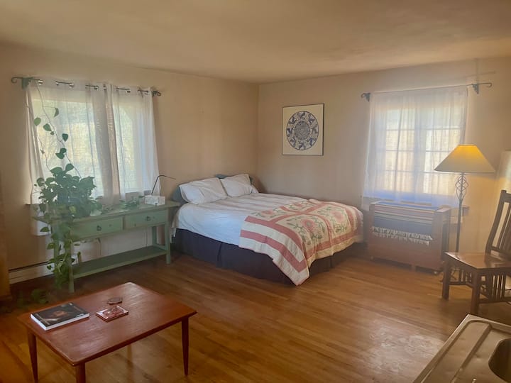 Juniper’s Downtown Sol Studio-one Block From Plaza - Taos, NM