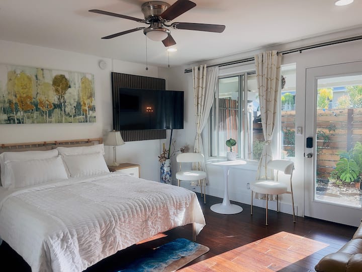 Spotless Studio |Prime Location |Sunny Patio - Newport Beach, CA