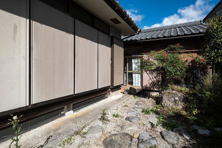 犬が主役、安曇川まで5分、一棟貸し民泊huru駐車場2台付き自然豊か、鮎釣り、川遊び - Shiga