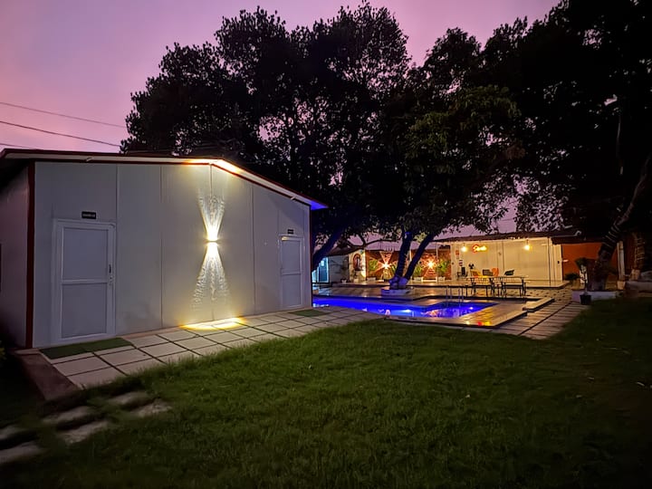 Luxury Farmhouse With Pool | 8km From Pryg Airport - Prayagraj