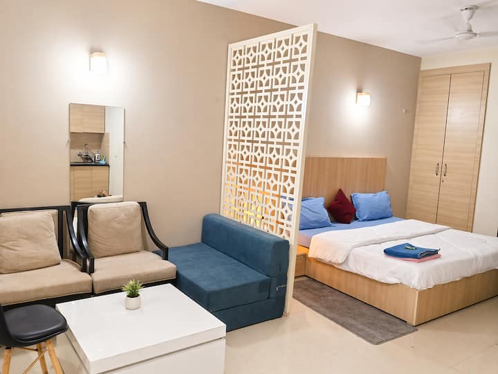Peaceful Stay Near Premanand Ji - Vrindavan