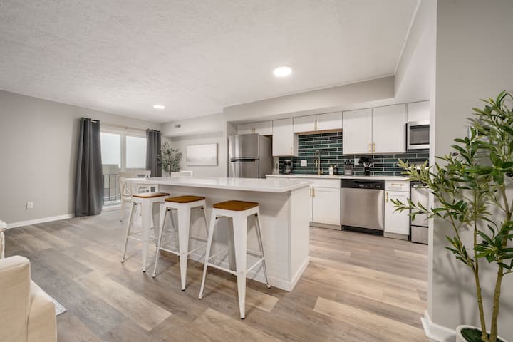 Modern 3br Condo | Downtown Views | Private Deck - Cincinnati