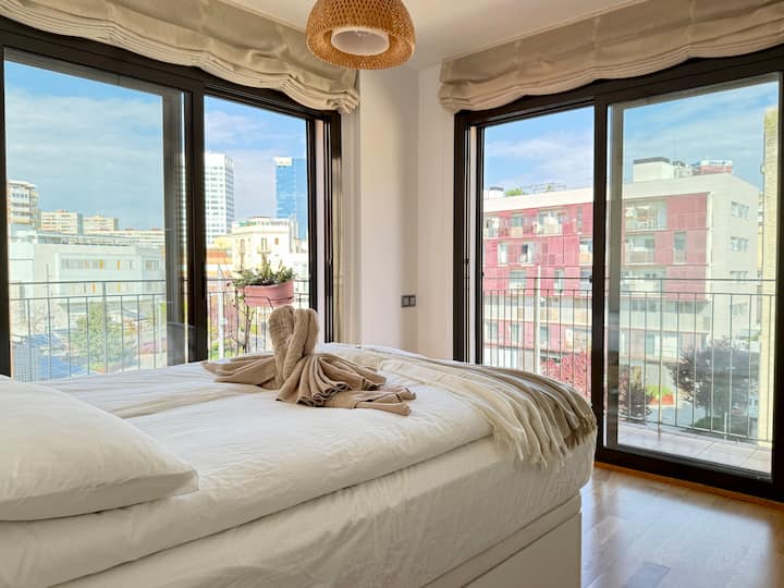 Safe & Bright | Rooftop Pool + Great Location - Castelldefels