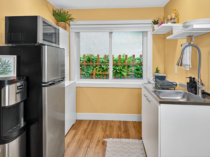 Private Studio/5 Min To Dt / Self Check-in / 75"tv - Williams Lake