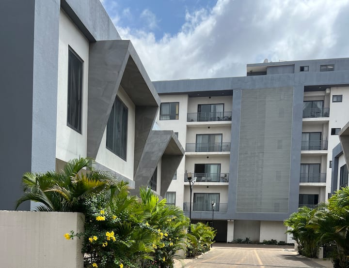 Cozy Modern Apt |2br W/pool & Gym,15min To Airport - Accra