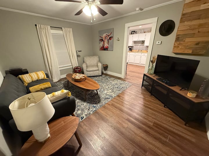 The Compass Cottage - Ozark, MO