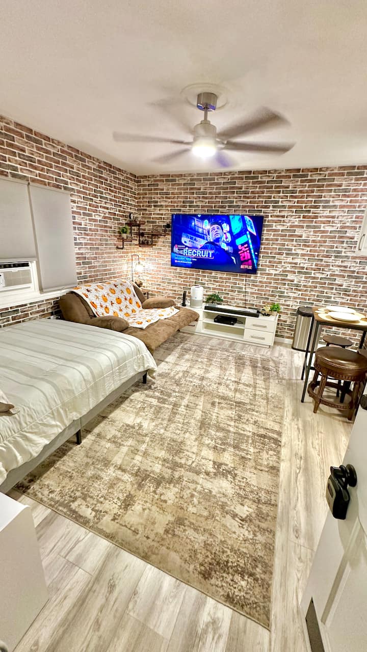 Trendy Apt With 75” Home Theater - Jackson Township, NJ