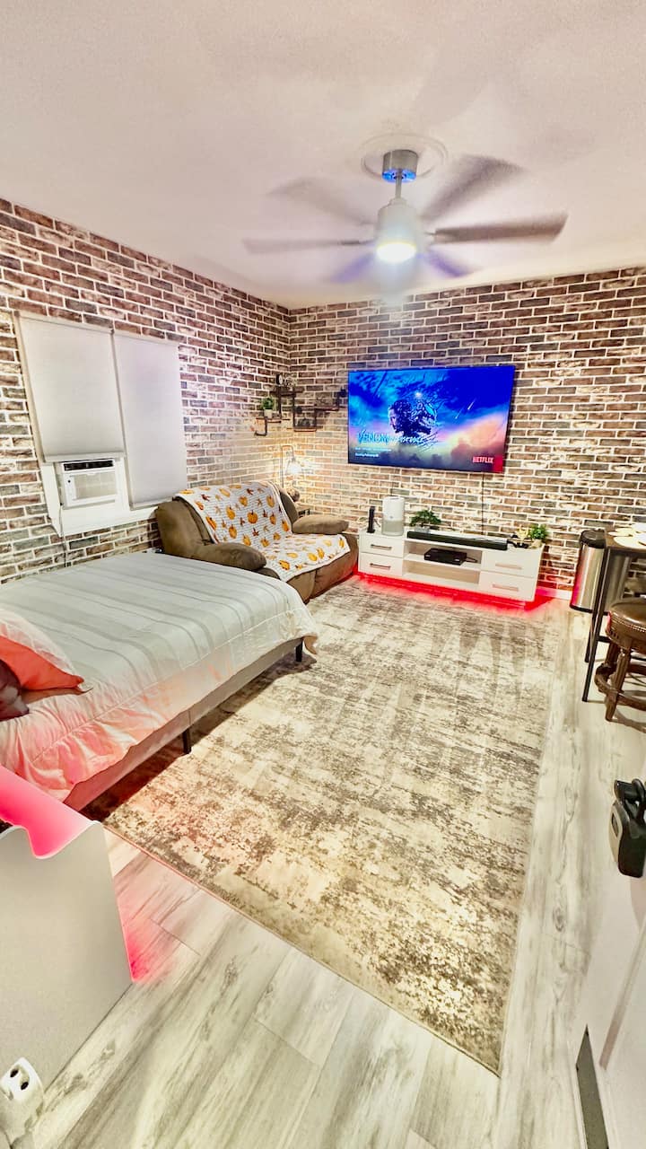 Trendy Apt With 75” Home Theater - New Jersey