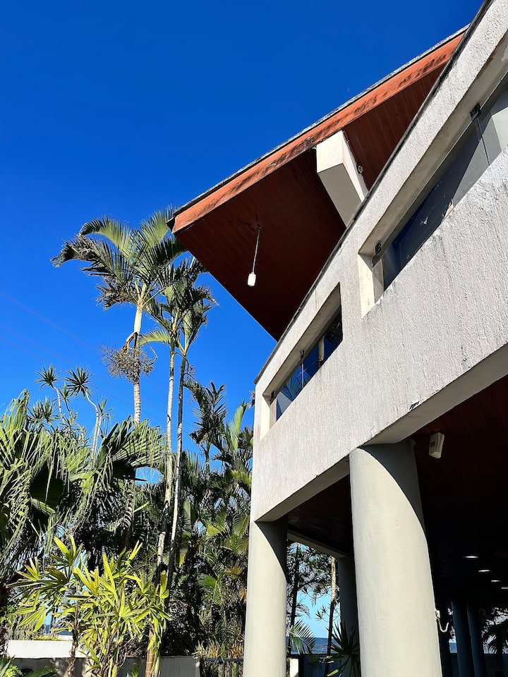 Spacious Beachfront Home With 4 Suites And A Pool - Matinhos