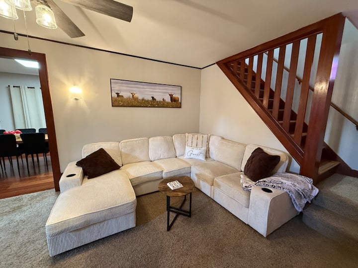 Cozy Corner Cottage - 4 Bedroom Home - Salina, KS