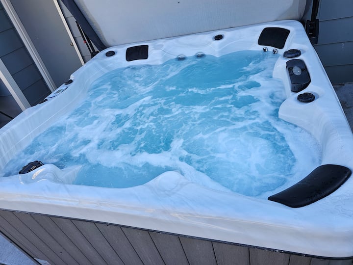 Spacious 4 Bedroom With Jacuzzi - Arvada, CO