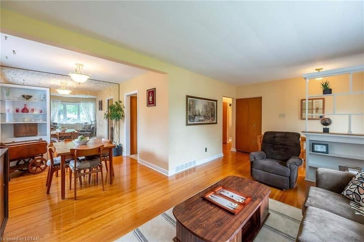 2 Bed 1.5 Bath Home With Amenity &Central Location - London