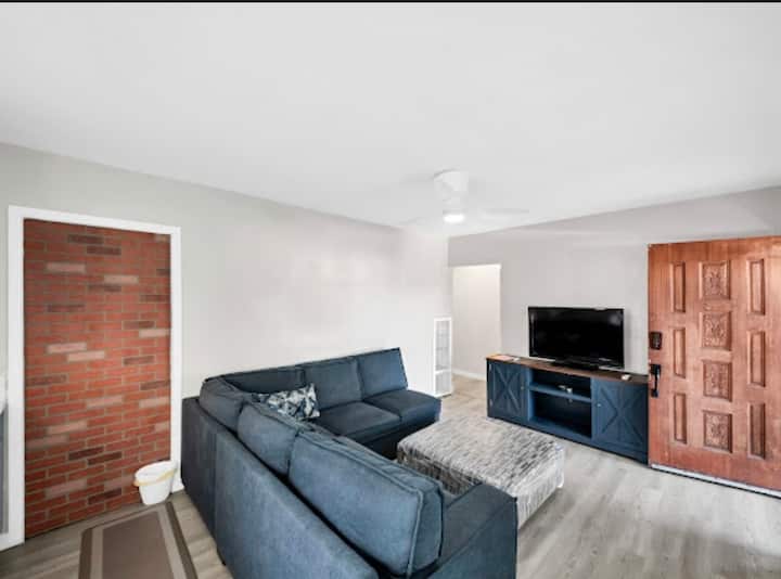 Cozy 1br Retreat | Near South Gate Park & Csula - Lynwood, CA