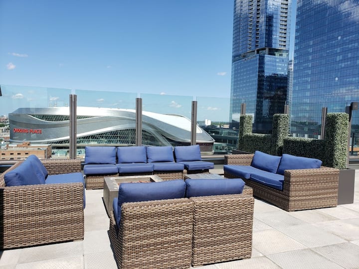 Spacious Condo Overlooking Roger's Place - Edmonton
