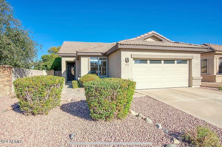 Quiet Home On The Corner - Glendale, AZ