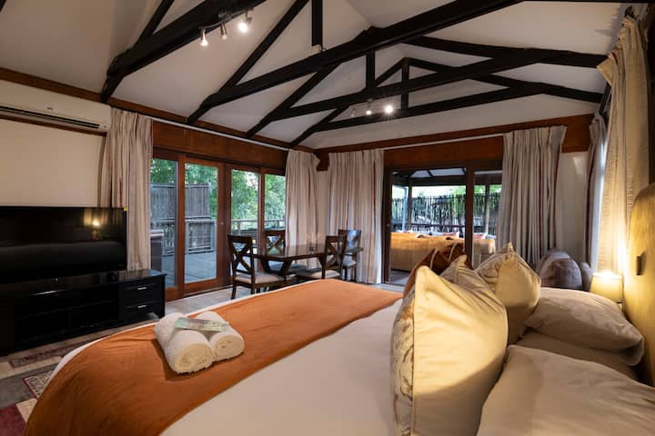 Executive Treehouse Apartment | Cabin Escape - Midrand