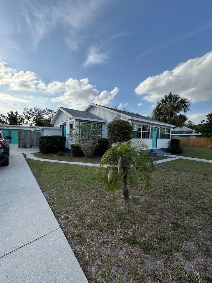 Cozy Home/grill/mins From Beaches/dog Friendly - Clearwater, FL