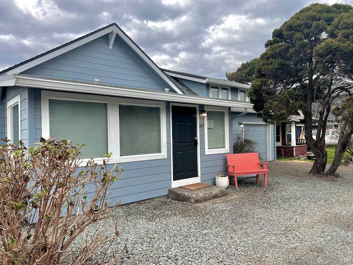 Central Cottage: Walk Everywhere - Rockaway Beach, OR