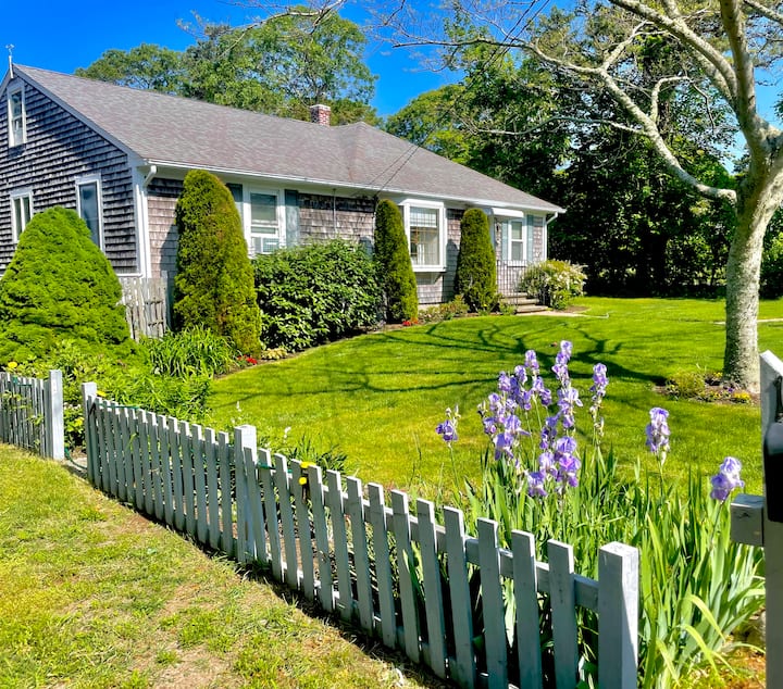 The Sunshine Cottage - Cozy Cape House! - Harwich, MA