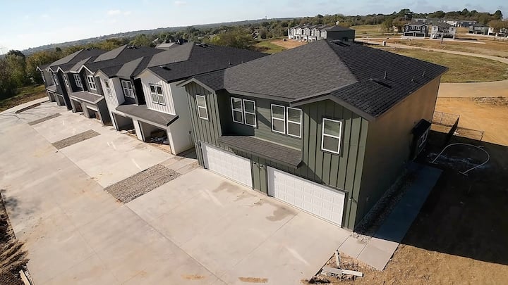 Brand New 3 Br Burleson | 30 Min Fort Worth & Dfw - Burleson, TX