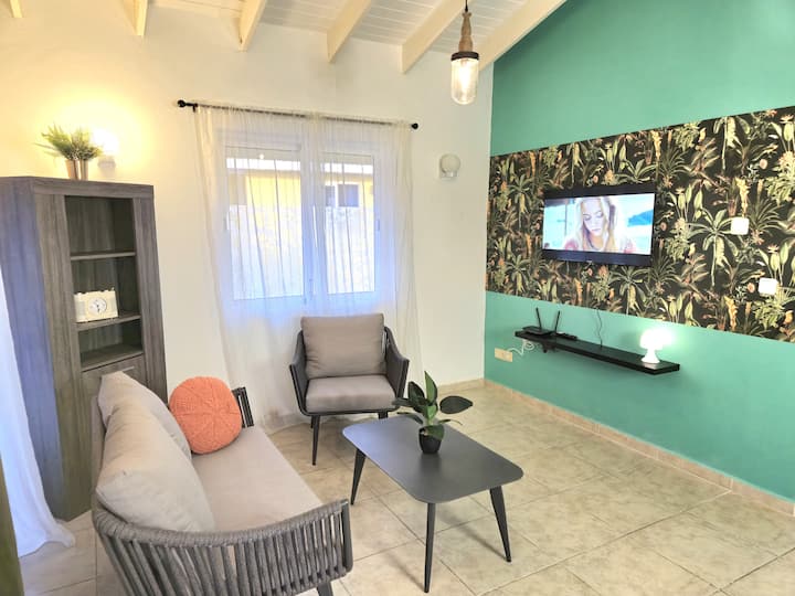 Tropical Retreat - Garden & Outdoor Comfort - Curaçao