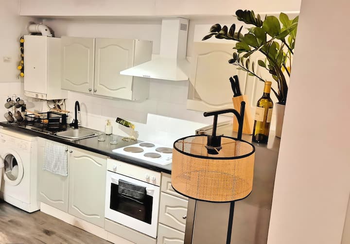 Charming E17 Stay Near Whipps - Barking