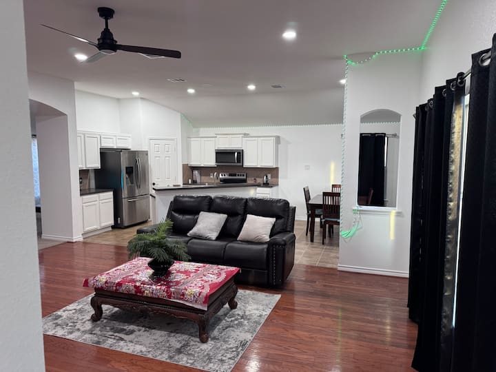 Charming And Cozy Retreat. - Cedar Hill, TX