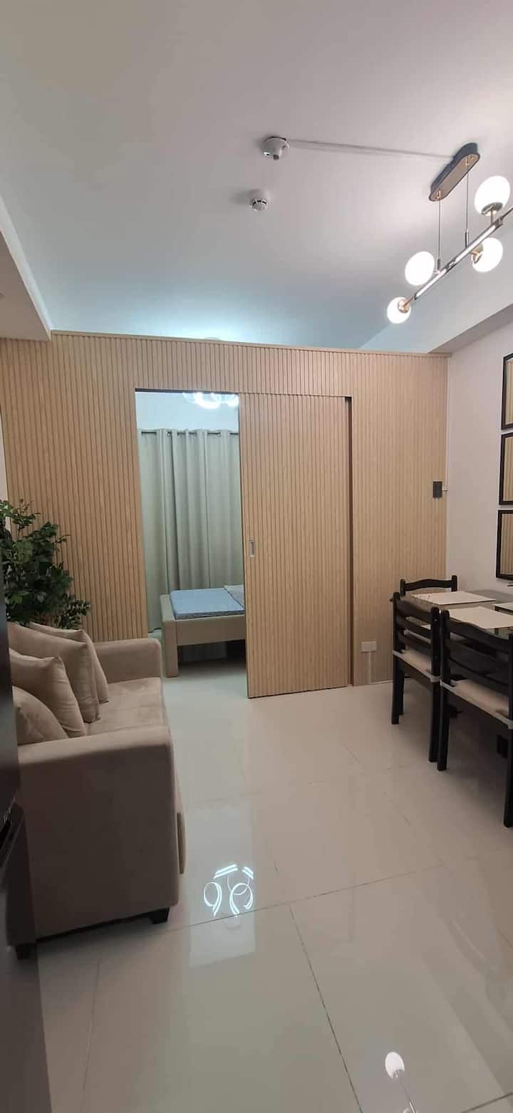 1 Bedroom Condo W/ Balcony In The Heart Of Makati - Manila
