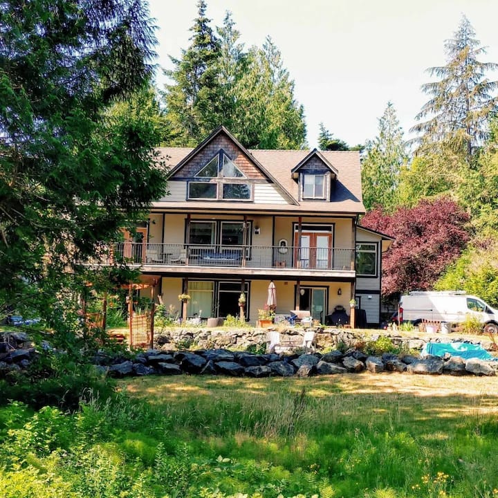 Lux. Lakefront Bed Room In A Suite - Sooke