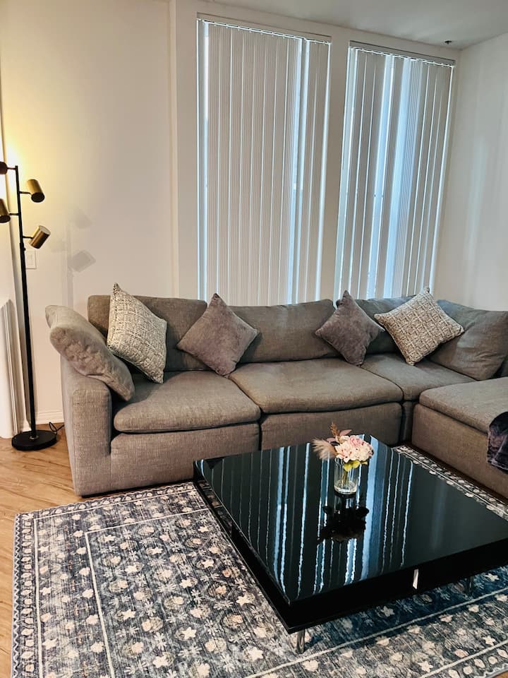 Spacious Apartment Near Beaches - Venice Beach, CA
