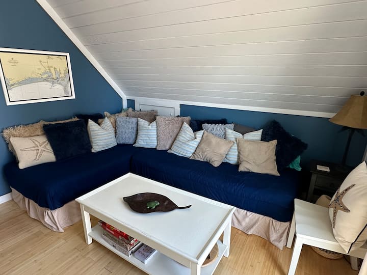 Emerald Isle Beachhive Apt. Off Coast Guard Road - Emerald Isle, NC