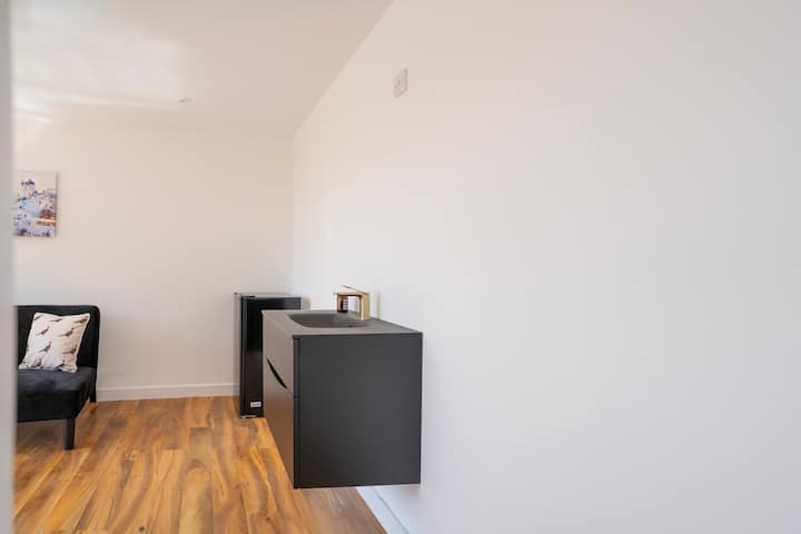 Lovely Cabin In Country Side With Sauna & Hot Tub - Wiltshire