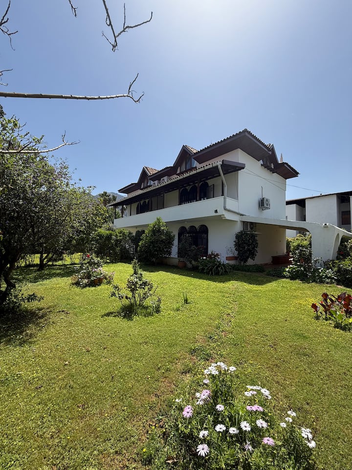 Denize 100 Metre Merkezi Tam Donanımlı Villa - İçmeler