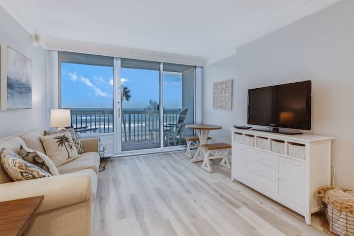 Breathtaking Daytona Condo W/kit & Private Balcony - Daytona Beach, FL