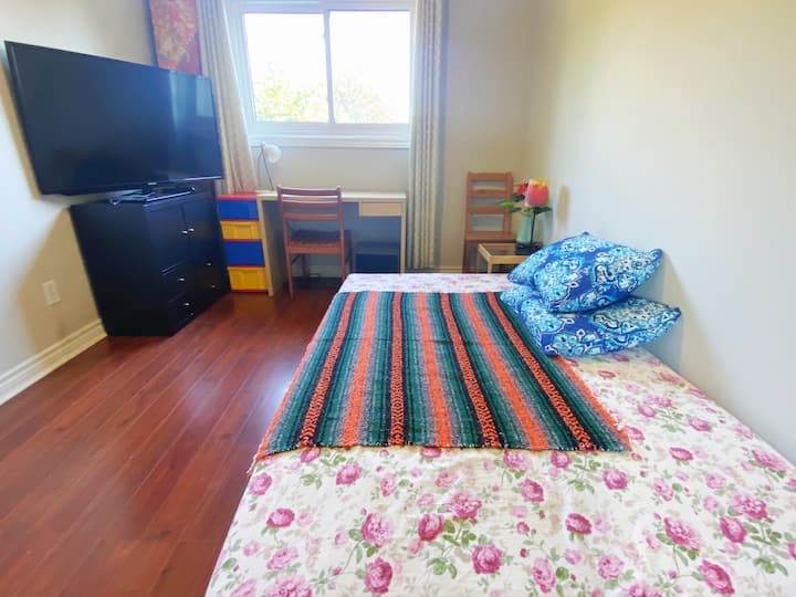 Cozy Bedroom On 2nd Floor - Oakville