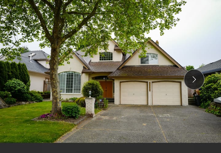 A Stunning Forest-view 4 Bedrooms Home - White Rock