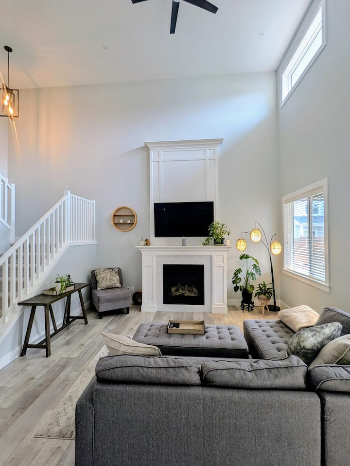 Bright & Spacious Modern Retreat - Chilliwack