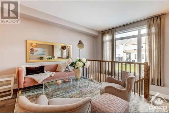 Cozy Room In Model Town Home - Kanata