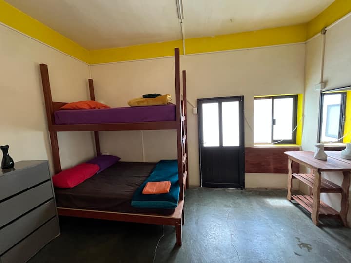 Privada C/ Baño Y Escritorio A Pasos Del Centro - 